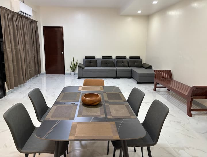 Bungalow W/ Shaded Parking - Laoag