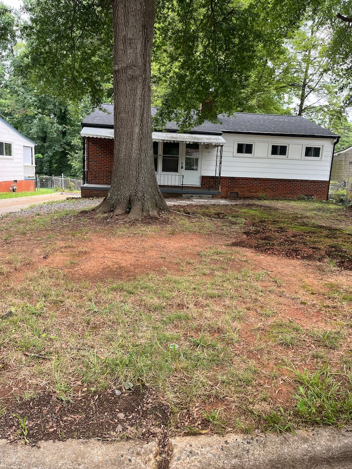Private House With Driveway - High Point
