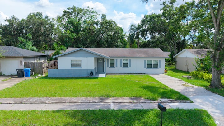 King-style Retreat · 4 Br · Family Friendly - Tampa