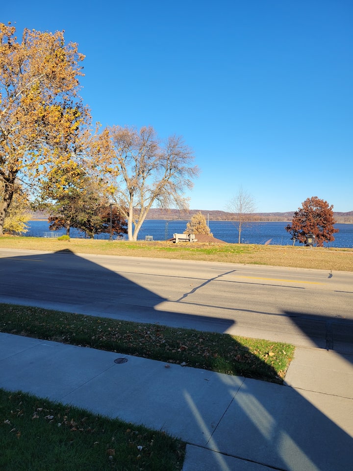 River View Comfort, River Side Strolling Pathes - Bellevue, IA