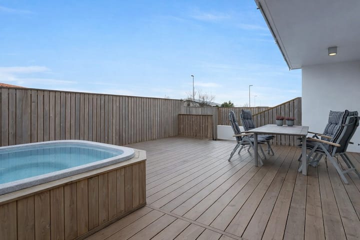Modern Family House With Great Views And A Hot Tub - Reykjavik