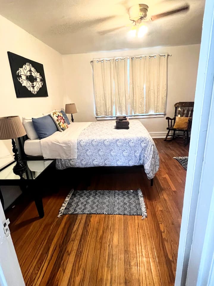 St Louis Colorful Stay! - Clayton, MO