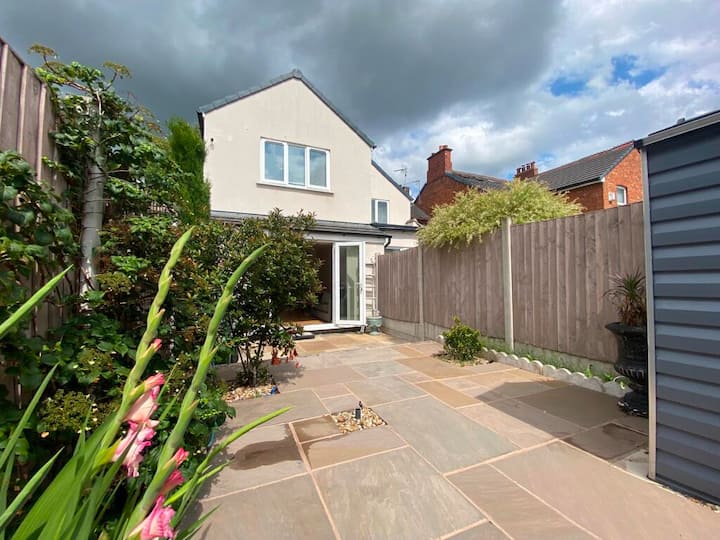 Crewe Cosy Home, Close To Amenities And Hospital - Crewe