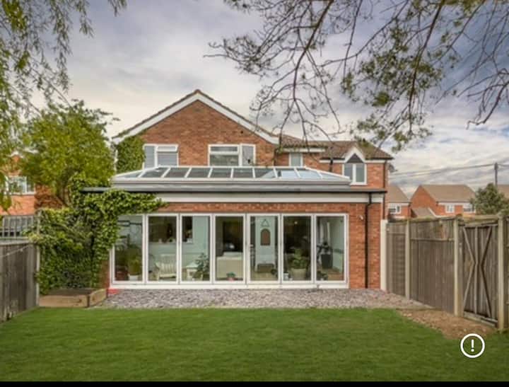 Large Five Bed 8 Guests House - Furnished - St Neots