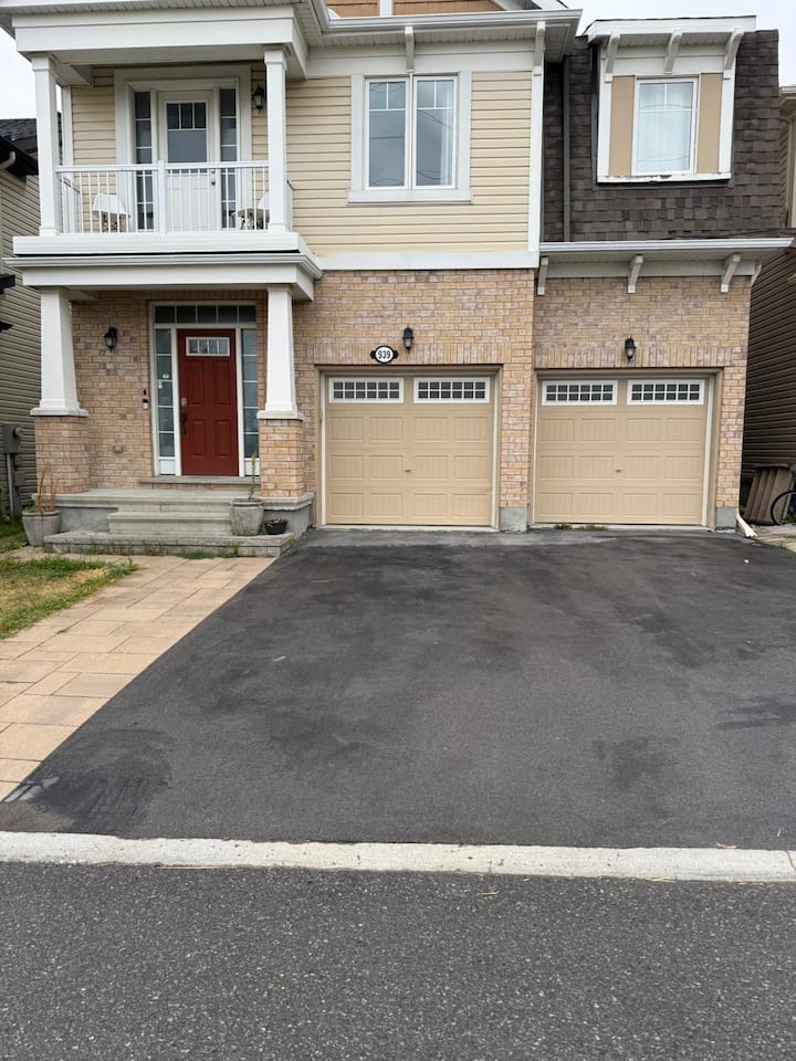 Entire 4 Bedrooms House With Loft - Kanata
