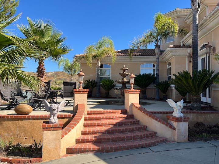 Rural Hilltop Retreat On The Outskirts Of Scv - Magic Mountain, CA