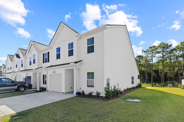 Huge Home With Game Room/ Hot Tub/ Community Pool - Ocean Isle Beach, NC