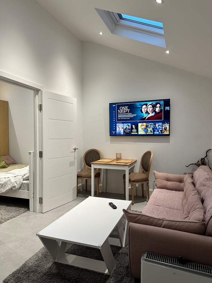Green-haven One Bedroom Private Apartment - Ruislip