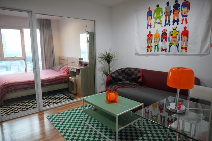 步行2分钟到bts轻轨，隔壁7-11，超市，美食商圈，位置完美 - Phra Khanong