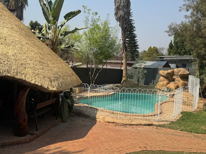 Contantia Park 4-bedroom With Pool & Lapa - Pretoria
