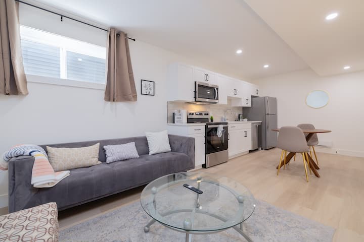Modern Aspen Ridge Suite • Perfect For Work Stays - Saskatoon