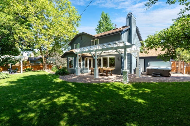 Beautiful Gardens Hot Tub! Fire Pit! River Walk! - Boise, ID