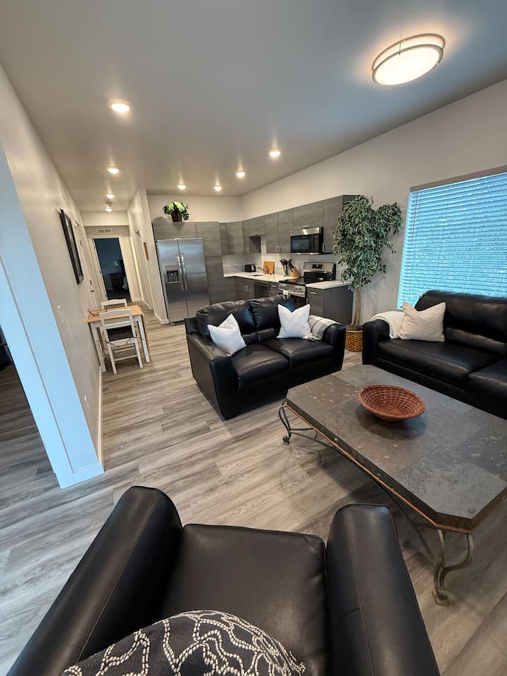 Stylish 3br/2ba Apt In Laramie 1 Blk From Campus - Laramie, WY