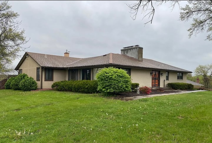 Spacious 4 Br Home Close To Several Attractions! - The Kansas City Renaissance Festival