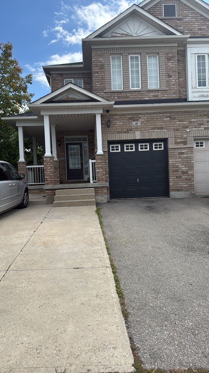 Private Master Suite With Ensuite Bath And Parking - Brampton