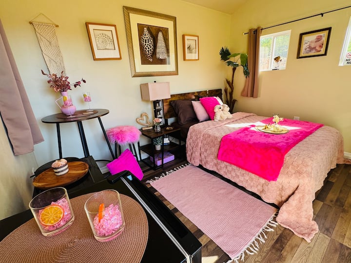 The Pink Hideaway - Unique Outdoor Escape - San Marcos, CA