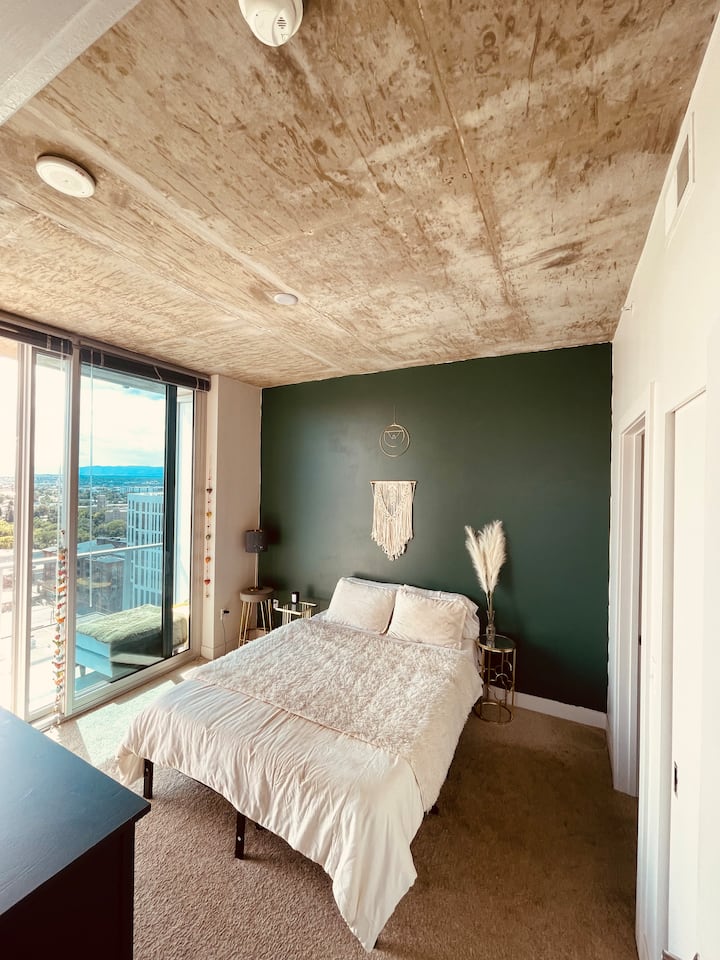 City Retreat Apt |Golden Triangle W/ Pool + Views - Denver