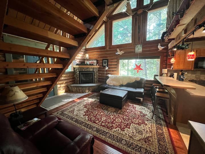 Cozy 2-bedroom Ski Cabin - Sleeps 10! - Girdwood, AK