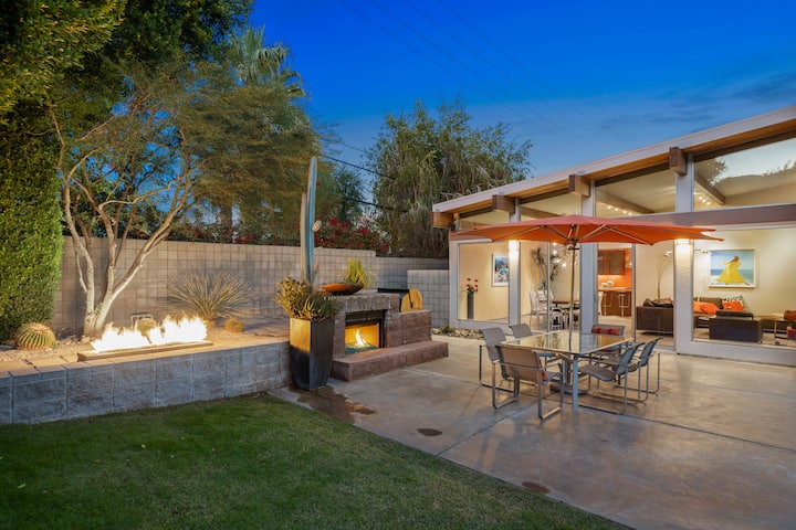Palm Springs 
Mid- Century Stunner - Palm Springs, CA