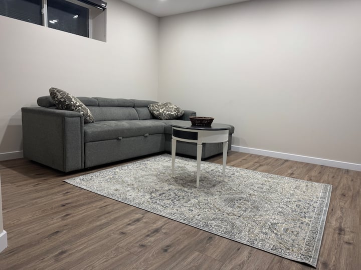 Pearl Homes - Basement Suite With Private Entrance - Winnipeg Folk Festival