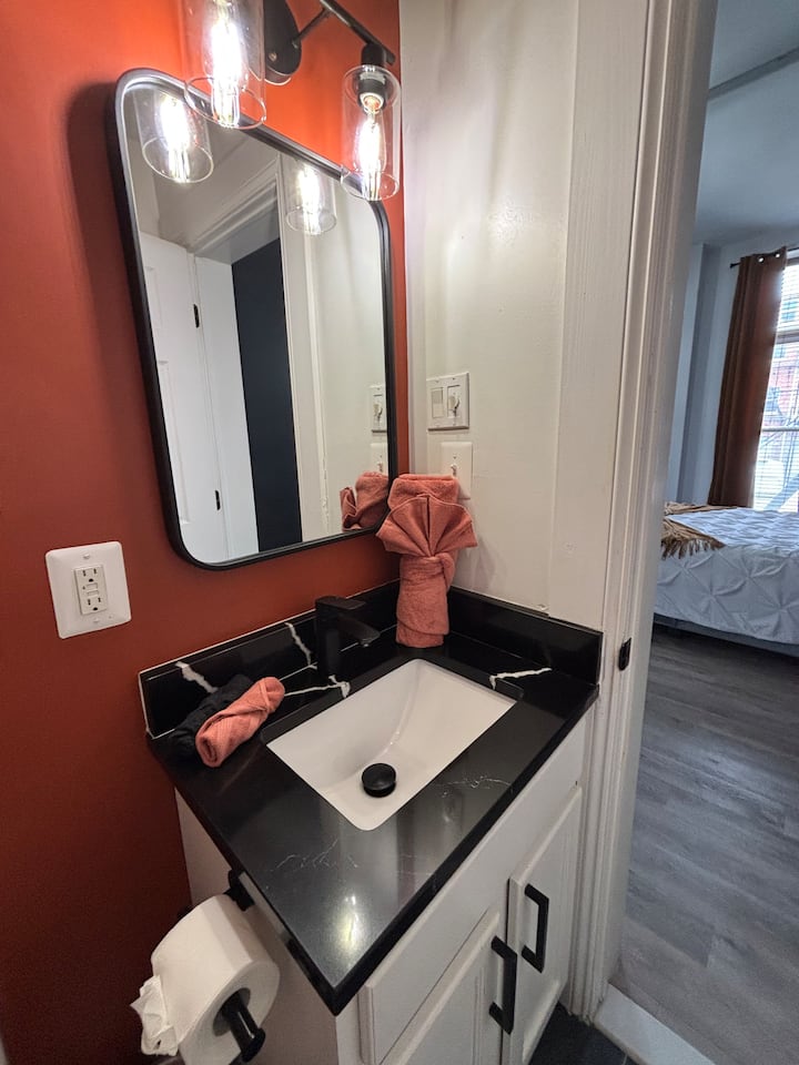 Upscale Studio · Elegant Decor + Prime Location - Baltimore, MD