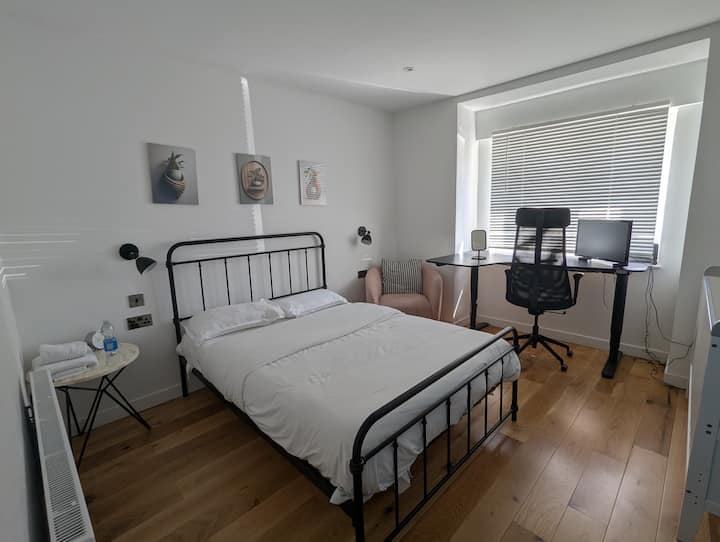 Spacious 4-bedroom Home In The Heart Of Eastleigh - Southampton