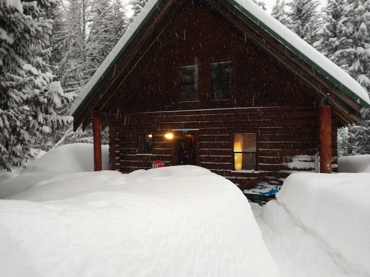 Rustic Classic Log Cabin At Base Of Hyak - Snoqualmie Pass, WA