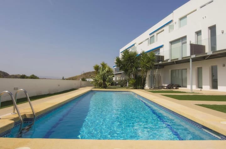 Fantástica Casa Adosada Con Piscina Y Parking - Mojácar