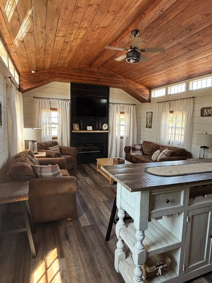 Black Dog Cabins At Rend Lake/ Paws And Unwind - Wayne Fitzgerrell State Recreation Area, Whittington