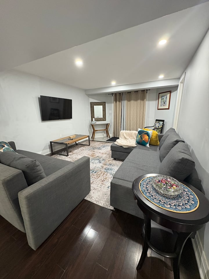 Sunny Side (Parking And Laundry Included) - Mississauga