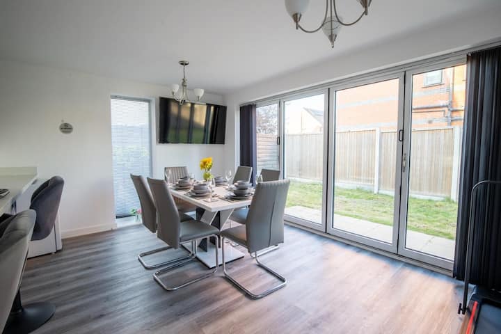 Deluxe Favoured Homes - 4 Bedroom - 10 Guests - Sale