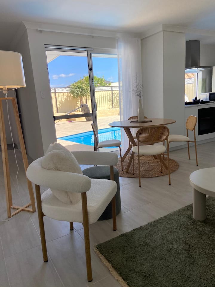 “La Hacienda” Poolside 3 Bedroom Guest House Oasis - Perth