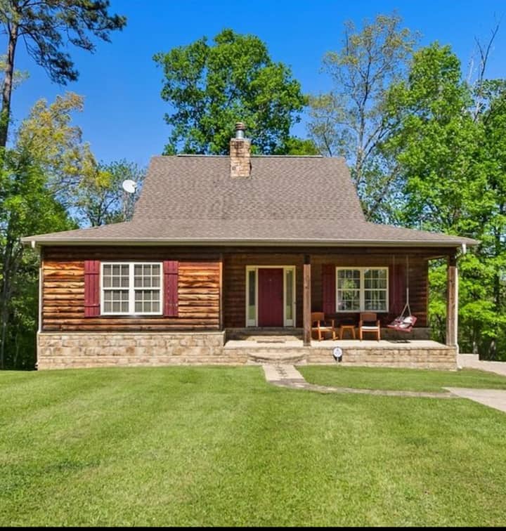 Crimson Cabin On The Lake - Tuscaloosa, AL