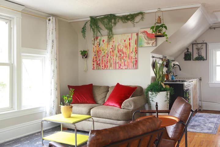 Trendy Treehouse– Modern Charm, Historic Heart 2br - Minneapolis