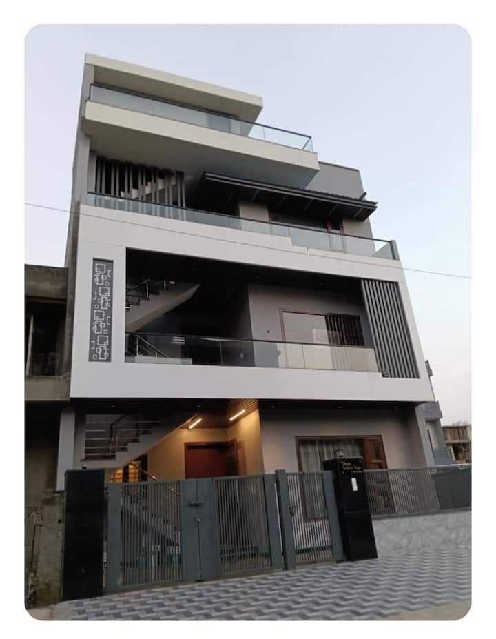 Modern 3bhk | Ground Floor | Family Stay - Sahibzada Ajit Singh Nagar