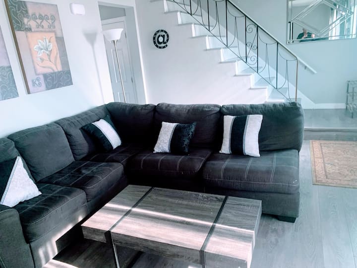 3-bedroom House • Fast Wi-fi + Parking - Moncton