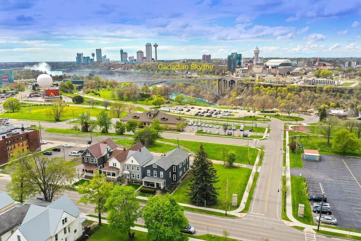 Perfect For Groups | 10br Sleeps 26 By Falls & Fun - Niagara Falls, NY