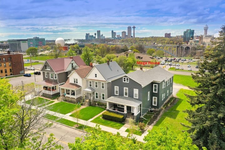 Perfect For Groups | 11br Sleeps 26 By Falls & Fun - Niagara Falls