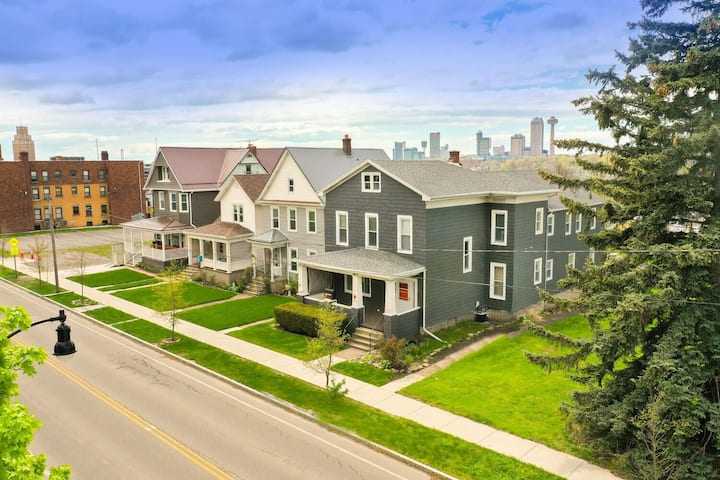 Perfect For Groups | 10br Sleeps 26 By Falls & Fun - Niagara Falls, NY