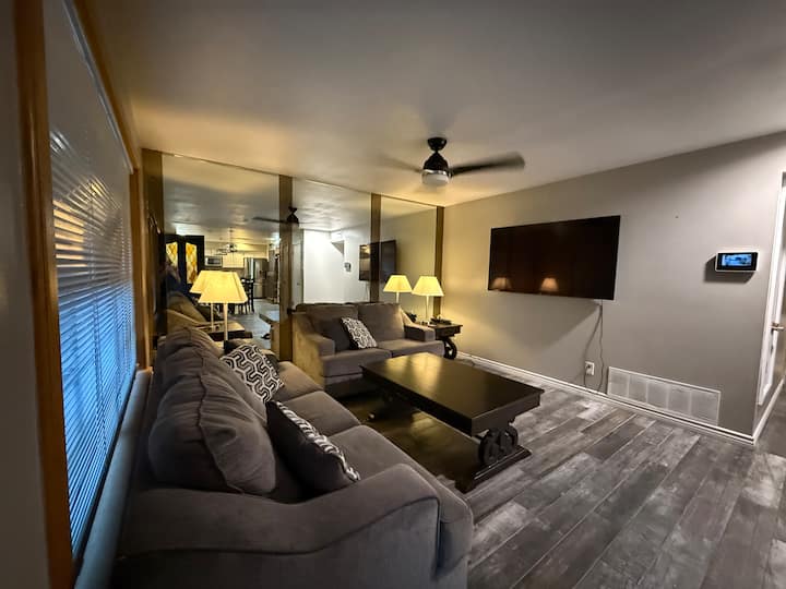 Holiday Park Gem In Northeast Heights - Albuquerque, NM