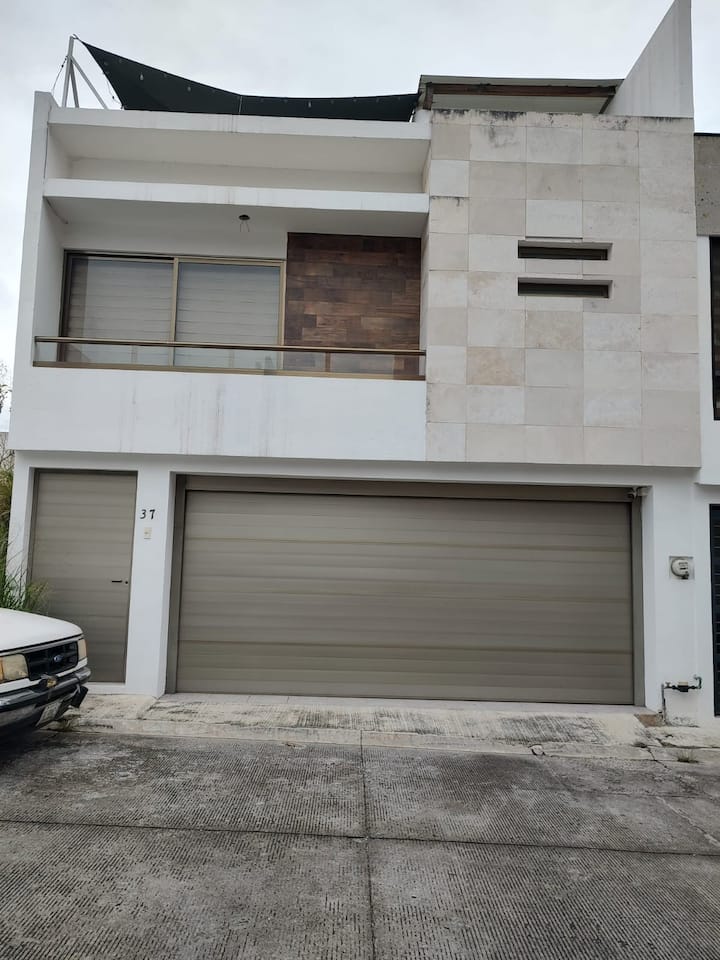 Casa De Lujo. 4 Recámaras Climatizadas. Muy Comoda - Xalapa
