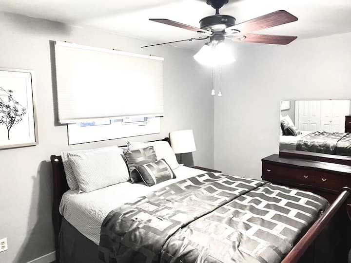 Group Friendly, 3 Bedrooms, Sleeps 6 Comfortably. - 멍크턴