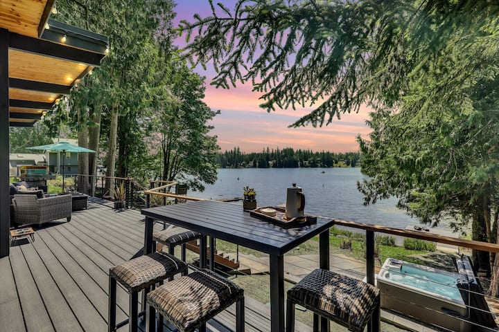 Flowing Lake Escape: Hot Tub | Paddle | Relax - Everett, WA