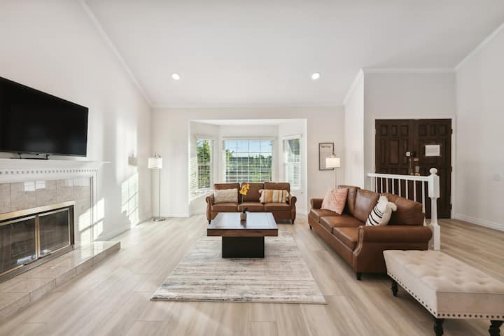 Spacious Disney Pool Home 3300sq Sleeps 16+ - West Covina, CA