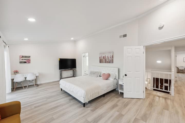 Spacious Disney Pool Home 3300sq Sleeps 16+ - California