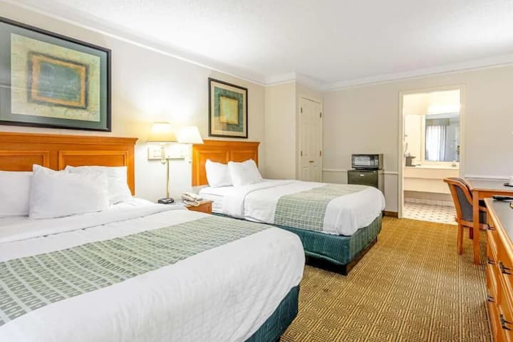 Shsu Adjacent Two Double | Resort Pool, 24/7 Gym - Huntsville, TX
