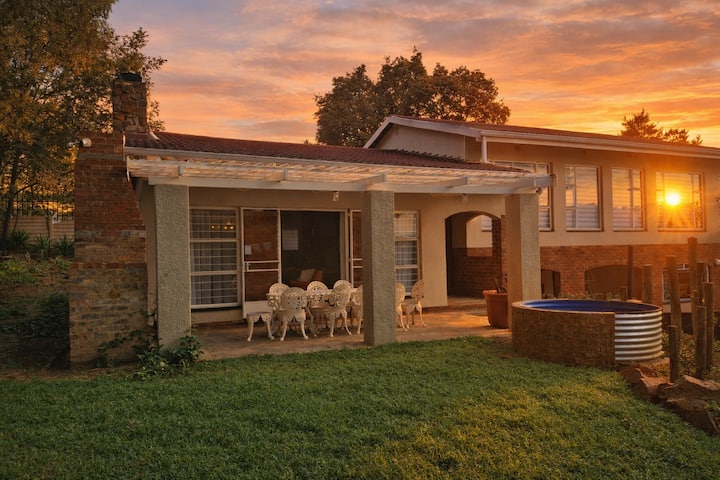 Retro Chic | Hot Tub | Pet Friendly | Long Stays - Randburg