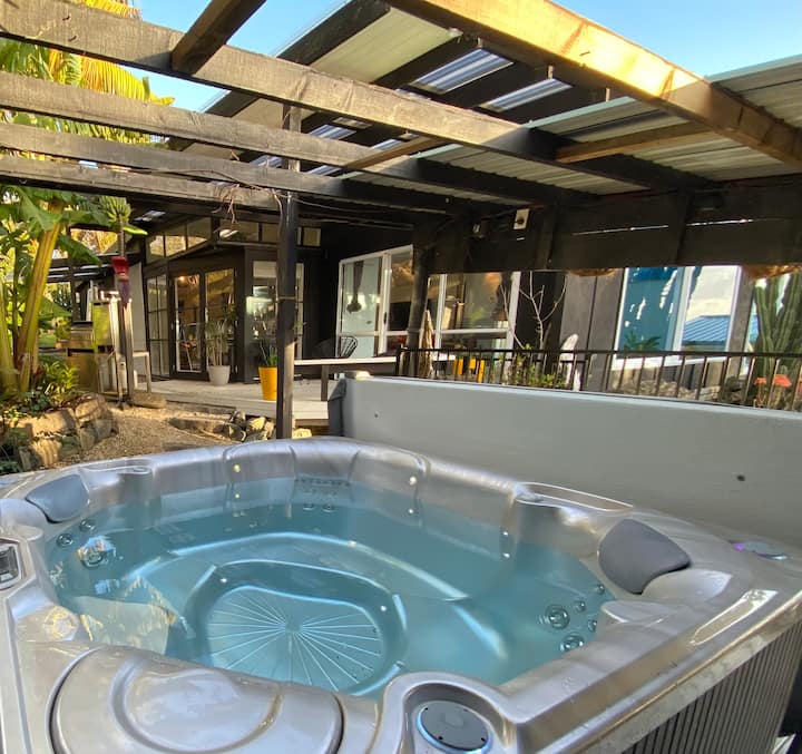 Outlook Retreat-3br-hottub-15min To Cbd-views - Auckland