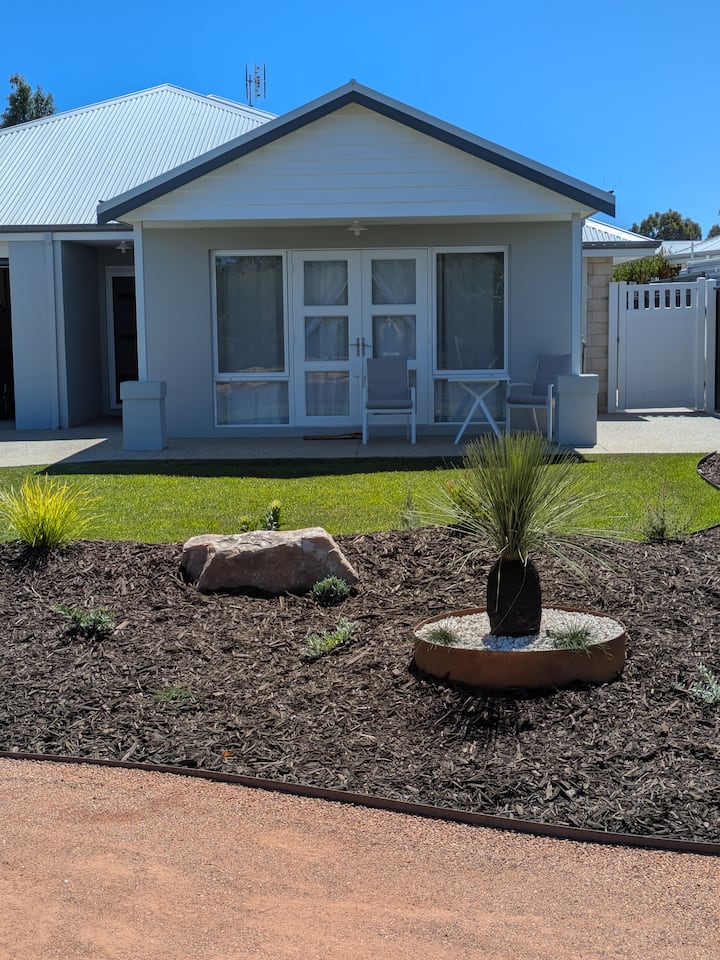 Private Self-contained Studio Bed, Bath & Kitchen - Broadwater