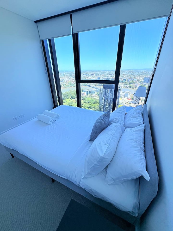 Skyrise Upper Floor Infinite Pool - Brisbane